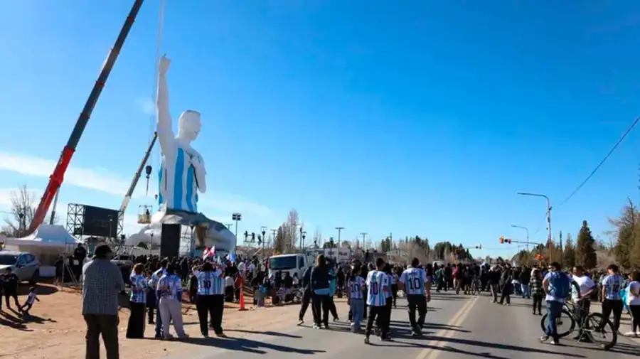 Inauguraron en Neuquén una estatua de Messi de 26 metros, la más alta ...